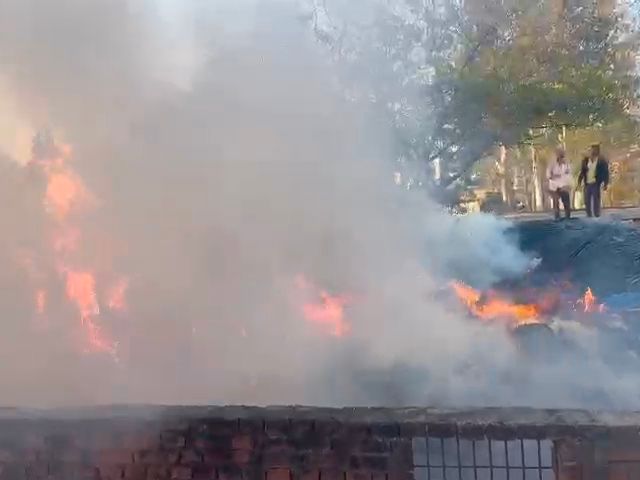 A huge fire broke out in a house in Haraiya | हरैया में घर में लगी भीषण ...