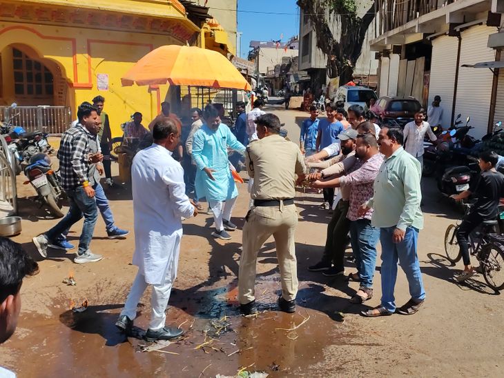 Minister Prahlad Patel's effigy burnt in Seoni Malwa | सिवनी मालवा में ...