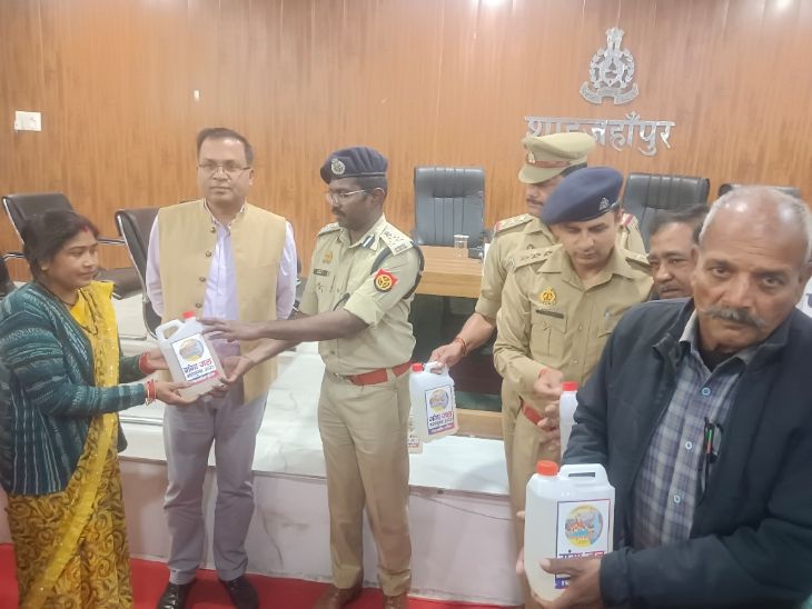Amrit Jal brought from Sangam of Prayagraj | प्रयागराज के संगम से लाया ...