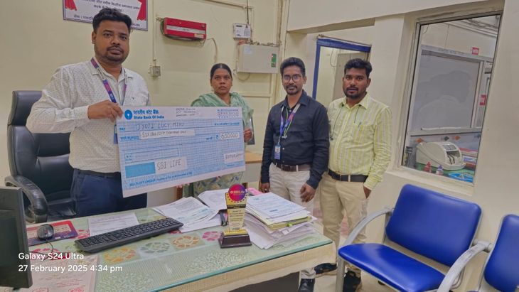 A cheque of Rs 6.50 lakh was handed over to the wife of the deceased ...