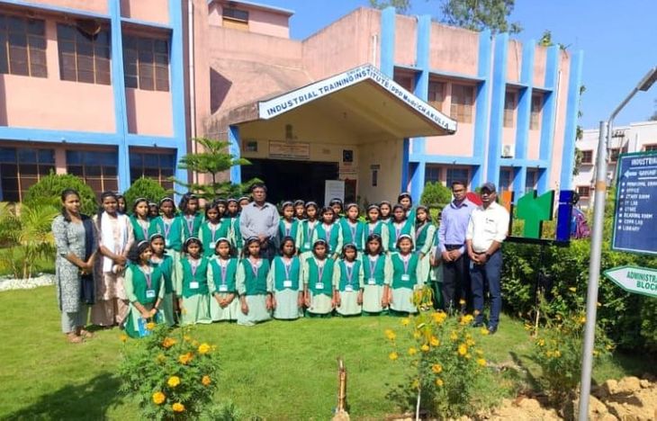 Students did an educational tour of ITI | छात्राओं ने आईटीआई का किया ...