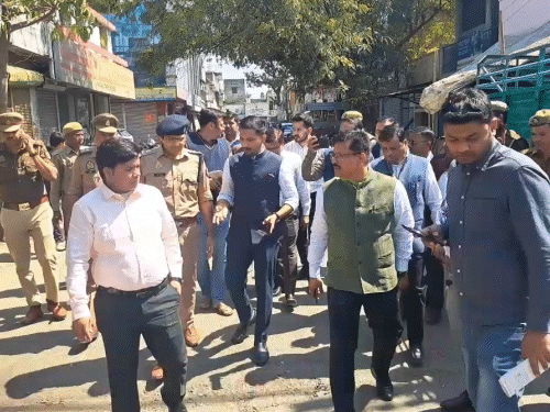 DM's big action RTO office DCP lucknow police action | लखनऊ RTO ऑफिस पर ...