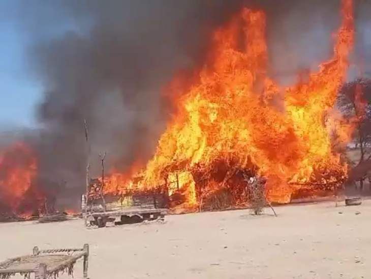 7 kutcha houses of a family burnt in Mandrayal | मंडरायल में एक परिवार ...