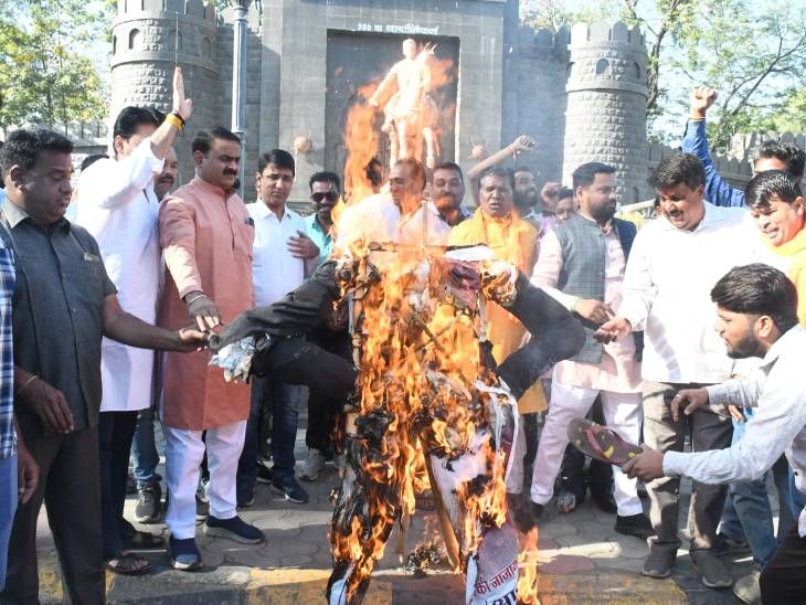 SP leader Abu Azmi's effigy was hit with a stick