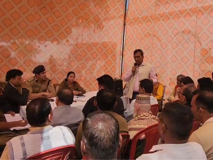 Sambhal SP MP surrounded CO Anuj Chaudhary