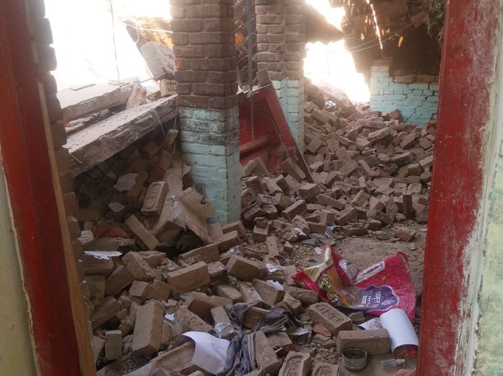 The roof of the house collapsed due to gas cylinder explosion in Banthra