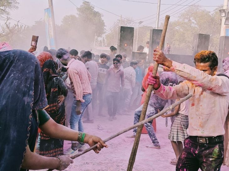 The colors of Lathmar Holi in Radha Rani's birthplace Rawal | राधा रानी ...
