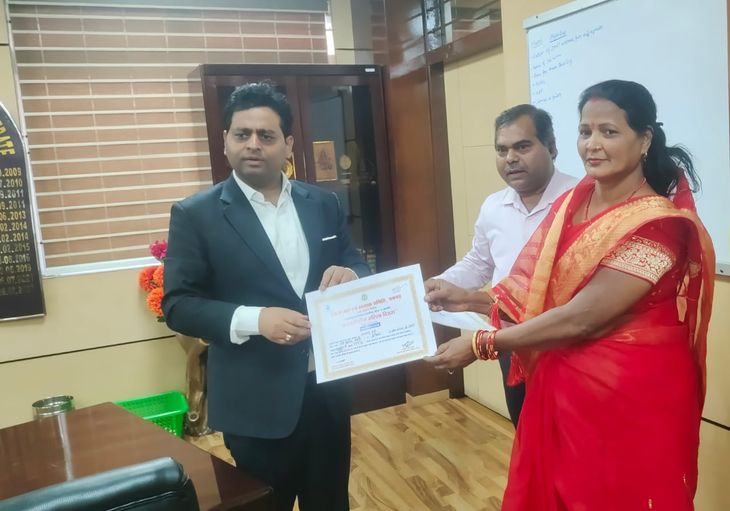 Dotala Mukhiya honored for doing better work | बेहतर काम करने पर ...