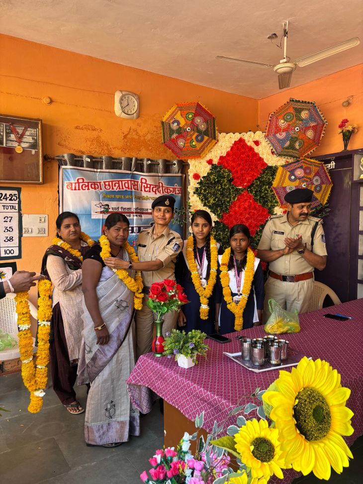 The police station in-charge honored the girls of the hostel | थाना ...