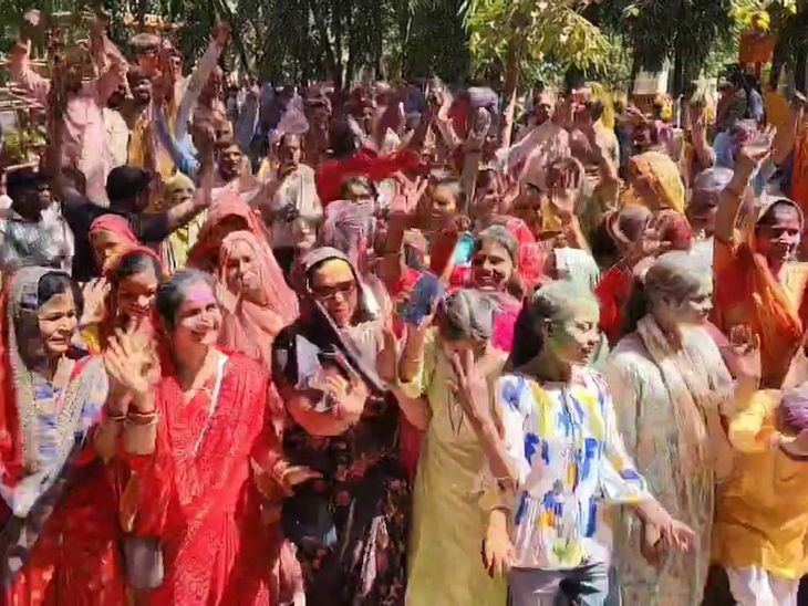 A grand procession was taken out in Vidisha on the occasion of Rangbhari Ekadashi | रंगभरी ...