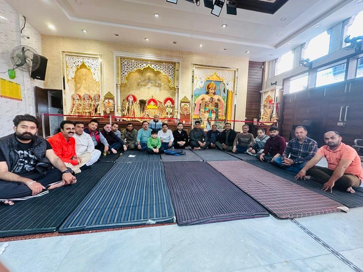 Tomorrow devotees will play Holi with colors and flowers with the Lord ...