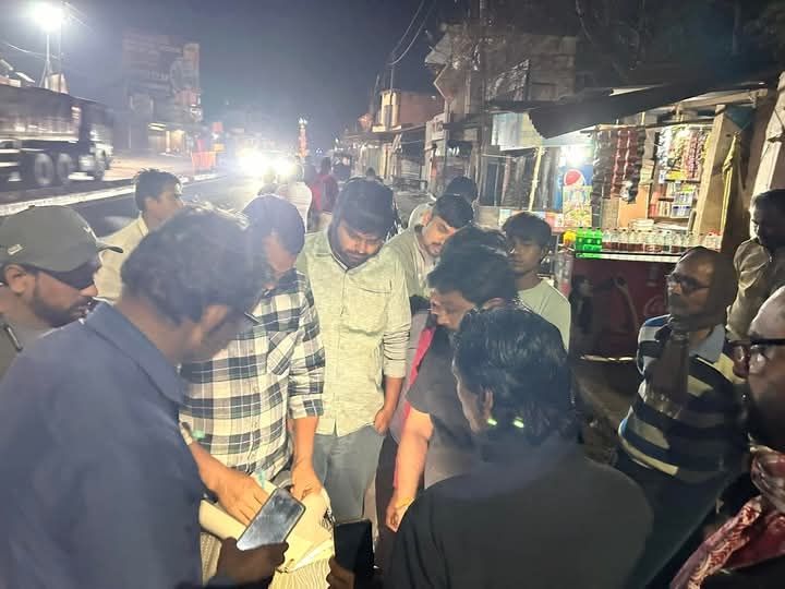 Janrath bus collided in Meja Road Market of Prayagraj | प्रयागराज के ...