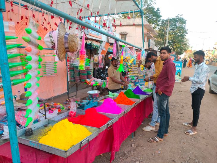 Holi celebrations, markets decorated with colours and gulal | होली की ...