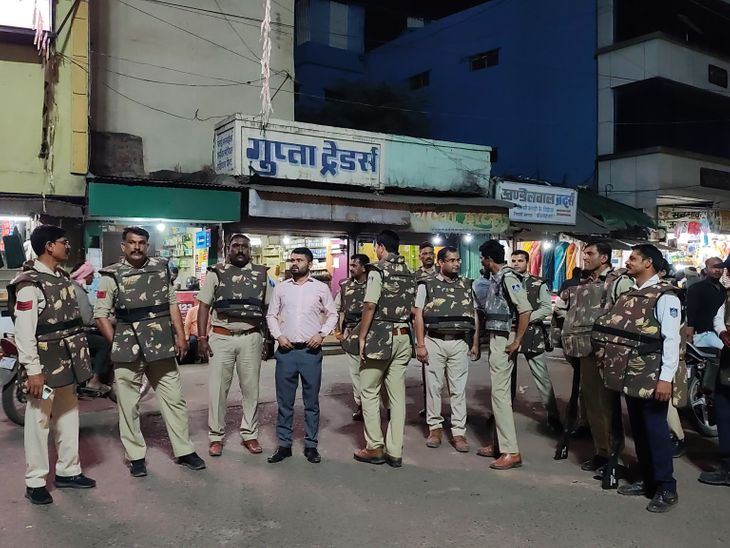 Police took out a flag march in Seoni Malwa | सिवनी मालवा में पुलिस ने ...