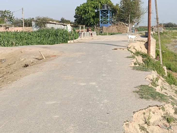 The paved road from Samharkhurd Panchayat headquarters to Samhar Kala ...