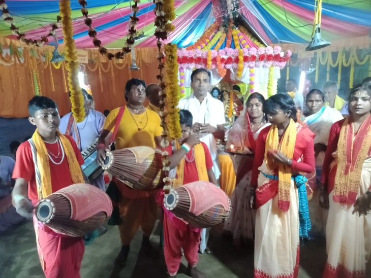 The sweet singing of Sankirtan captivated the minds of the devotees ...