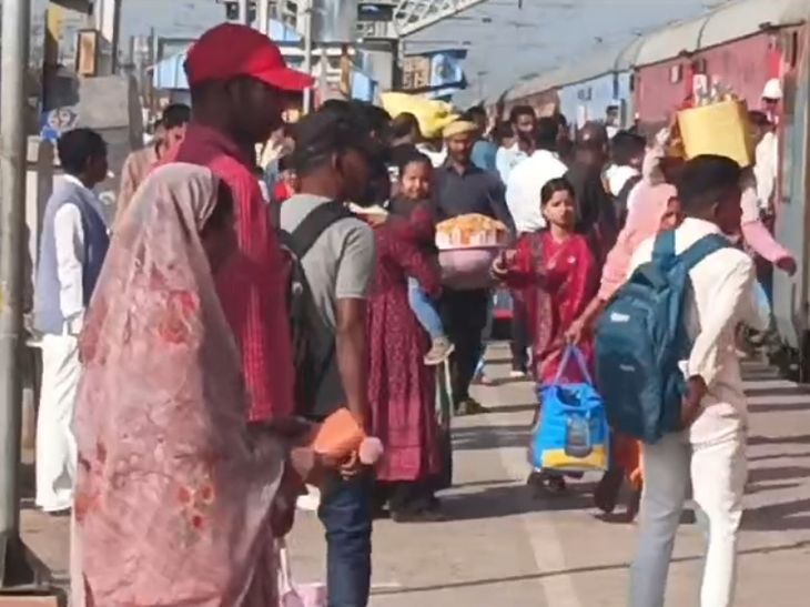 Dildarnagar: Trains full of people returning home for Holi | दिलदारनगर ...