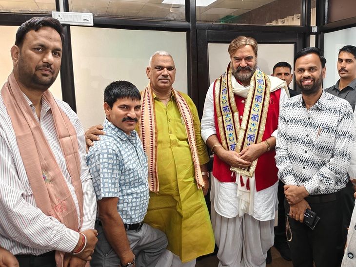 Actor Surendra Pal met Minister of State for Home, Jawahar Singh Bedham ...