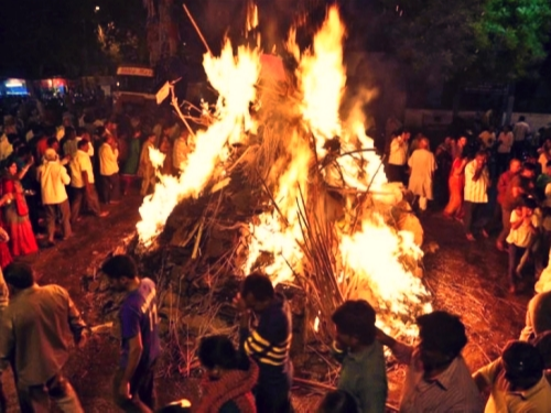 The joy of the festival of colors in Nadbai | नदबई में रंगों के त्योहार ...