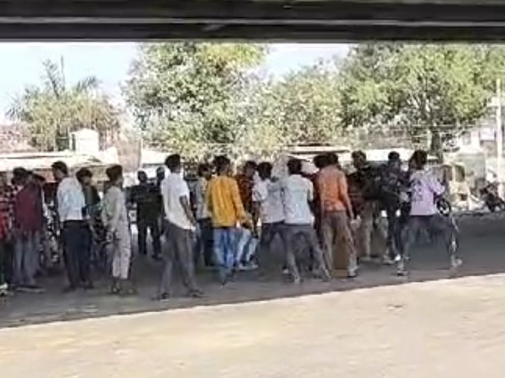 Fight between two groups of youth in Bindki, VIDEO | बिंदकी में दो ...
