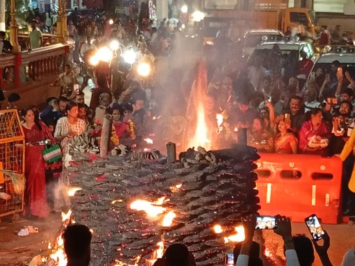 Holika Dahan with 300 years old tradition at Rajbada | राजबाड़ा पर 297 ...