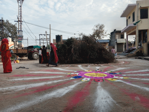 Women in Bansur performed puja in traditional attire | बानसूर में ...