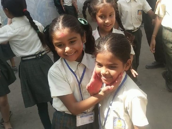 School children celebrated Holi in Kalani Nagar, Indore | इंदौर के ...