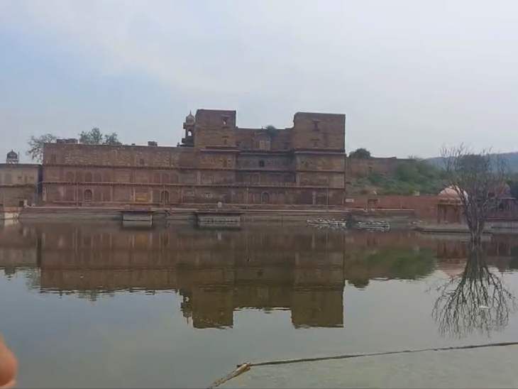 The beauty of Machkund lake is eclipsed | मचकुंड सरोवर की खूबसूरती पर ...