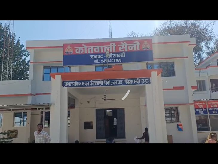 Drunken goons beat up the police inspector | नशे में धुत दबंगों ने ...