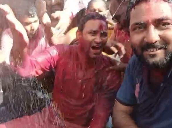 Kasrawad MLA's enthusiasm in Holi Milan function | होली मिलन समारोह में कसरावद विधायक का जोश ...