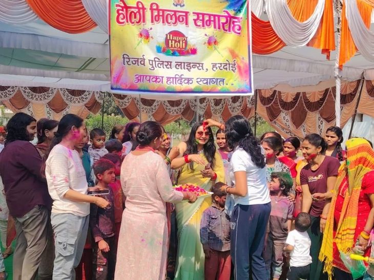 See Hardoi's Holi in 10 pictures, Kapda tearing Holi in Pali, shower of ...