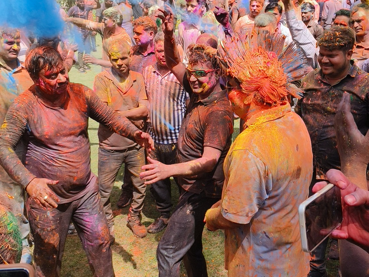 Police Holi- ADG, IG, DM, Commissioner, SSP danced | बरेली में पुलिस जवानों की होली: ADG, IG के ...