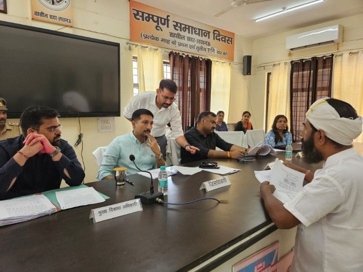 70 complaints Samadhan Diwas lucknow only 7 resolved spot LKO Solutions day lucknow dm IAS ...