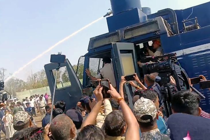 CM Dr. Yadav sprayed water by firing water cannon from Vajra vehicle ...