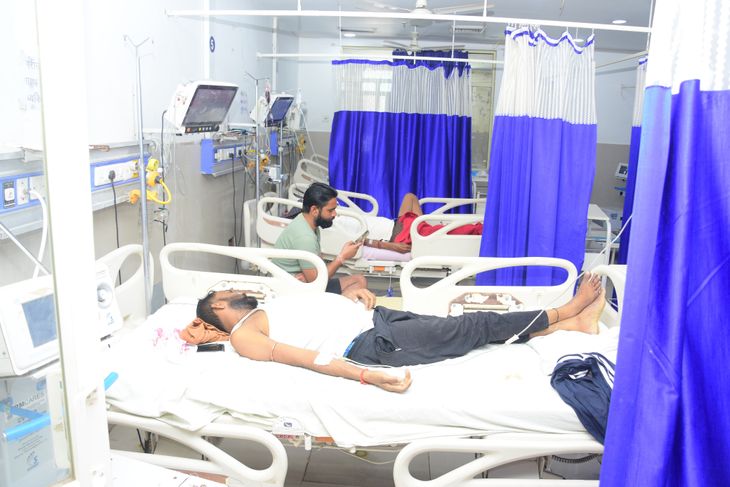 The principal himself is taking rounds of the ICU, yet it is ignored | प्रिंसिपल स्वयं आईसीयू का ...