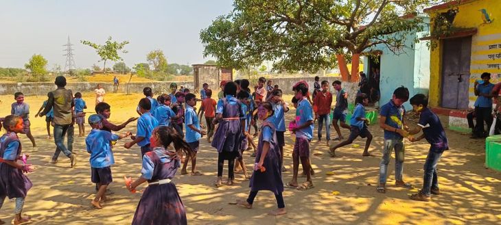 Children played dry Holi, message of saving water, festival celebrated ...