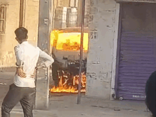 Cylinder caught fire while making roti in a sweet shop's warehouse