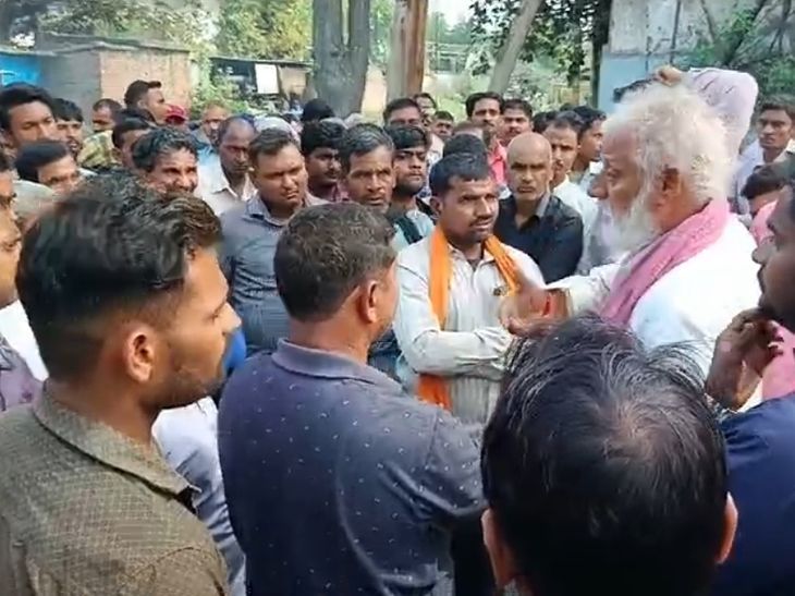 Demonstration by NTPC labourers in Unchahar | ऊंचाहार में एनटीपीसी के ...