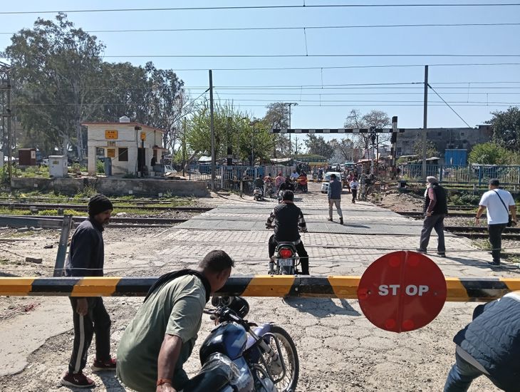People entering the railway crossing the wrong way | रेलवे क्रॉसिंग में ...