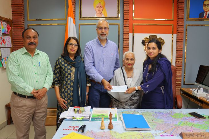 NRI handed over a cheque of Rs 1 lakh to DC | एनआरआई ने डीसी सौंपा को 1 ...