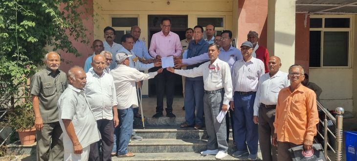 Pensioners gave a memorandum to SDM in the name of Chief Secretary regarding their demands ...