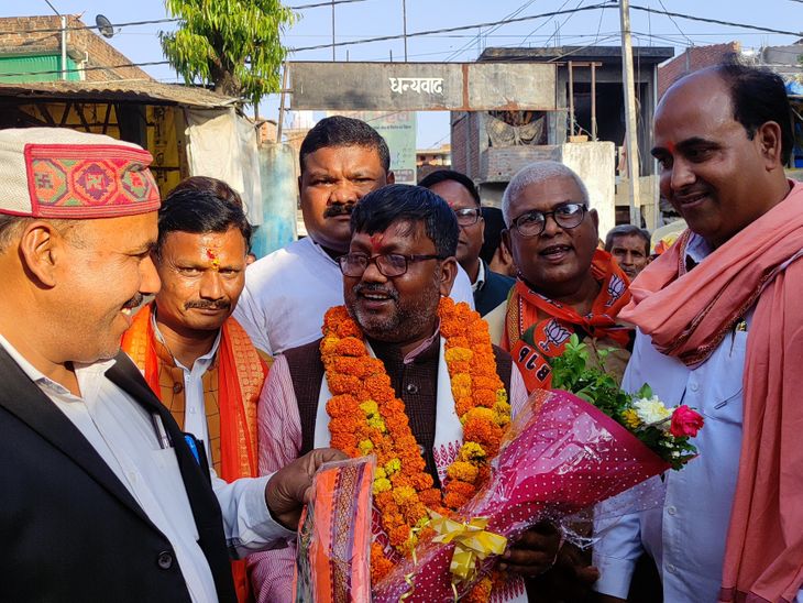 Grand welcome to the new District President of BJP in Duddhi | भाजपा के ...