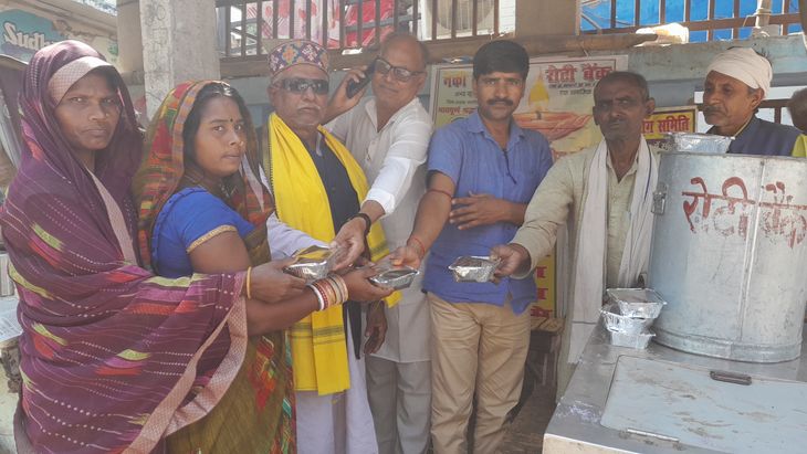 Food provided to the needy in memory of soldier Vivek | सैनिक विवेक की ...