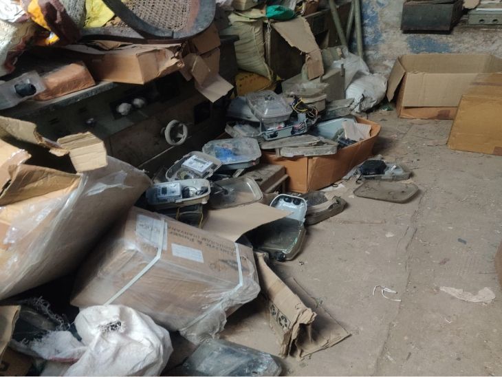 The superintending engineer gave instructions for action | अधीक्षण ...