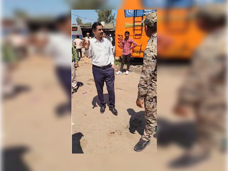 The poor condition of Bhind bus stand | भिंड बस स्टैंड पर दो बसें मिलीं ...