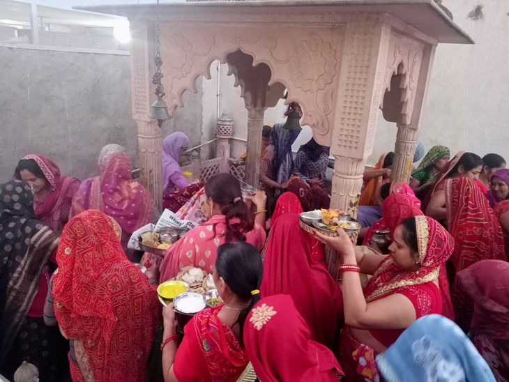 Devotees gathered in Sheetla Mata temple of Nadbai | नदबई के शीतला माता ...