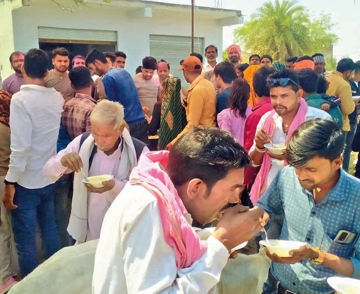 Snacks were provided to the devotees going to Karila Dham | करीला धाम ...