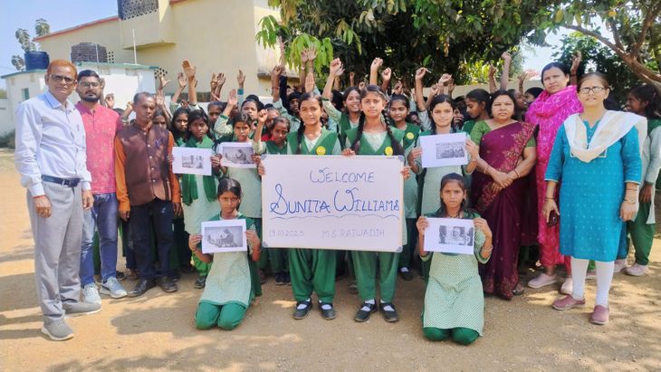 Medininagar: Children celebrated the return of Sunita Williams ...