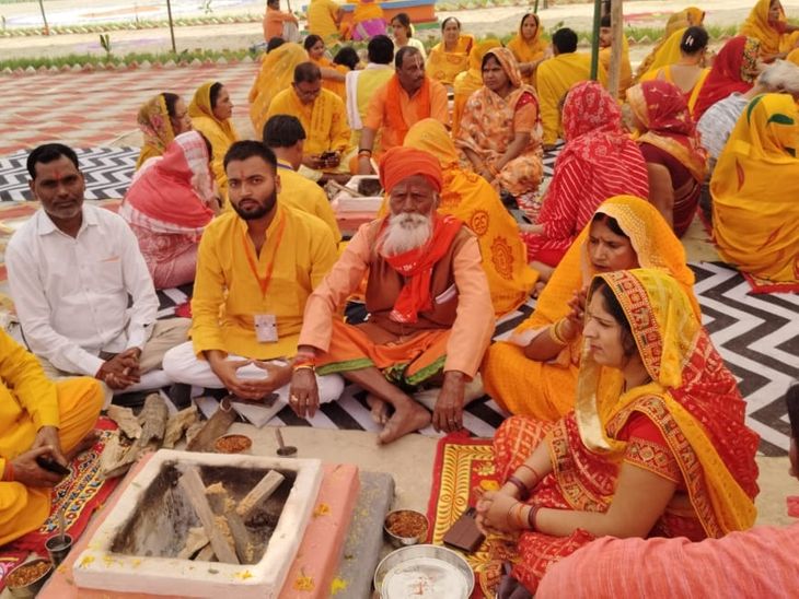 See 5 pictures of thousands of devotees performing havan together | एक ...