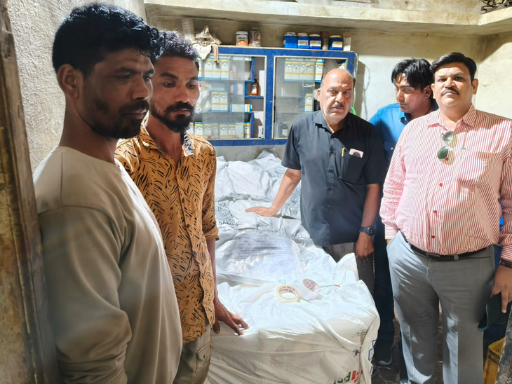 Fake cold drinks were being made in Sindhi colony | सिंधी कॉलोनी में बन ...